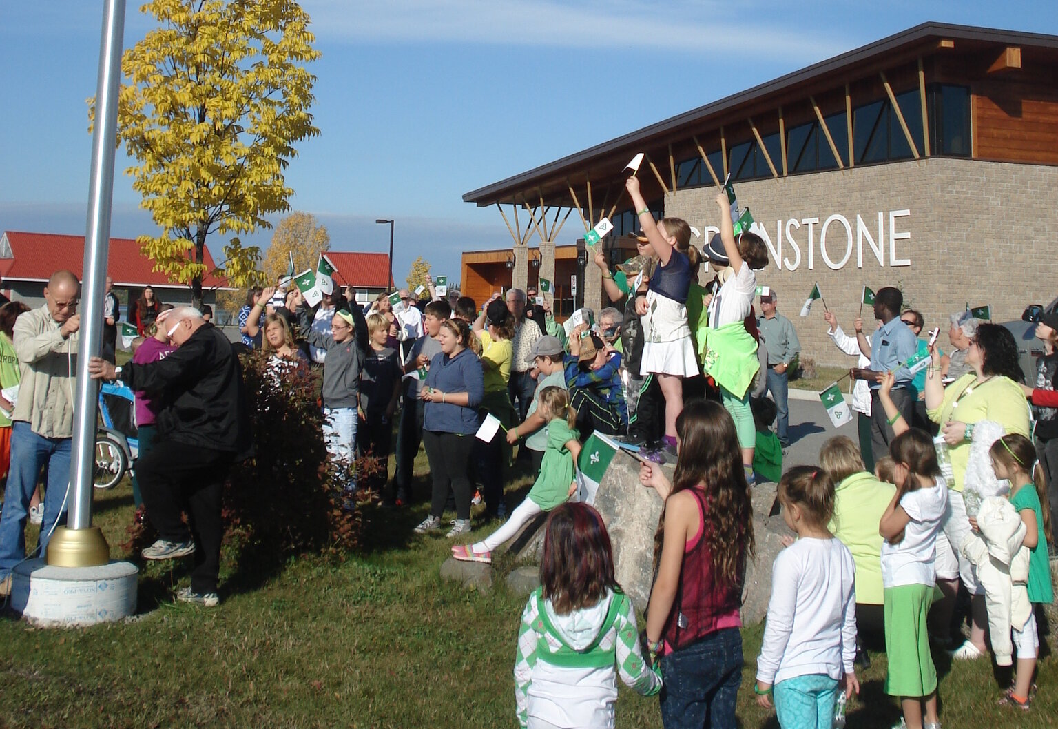 Le drapeau franco-ontarien ne flottera plus de façon permanente à ...